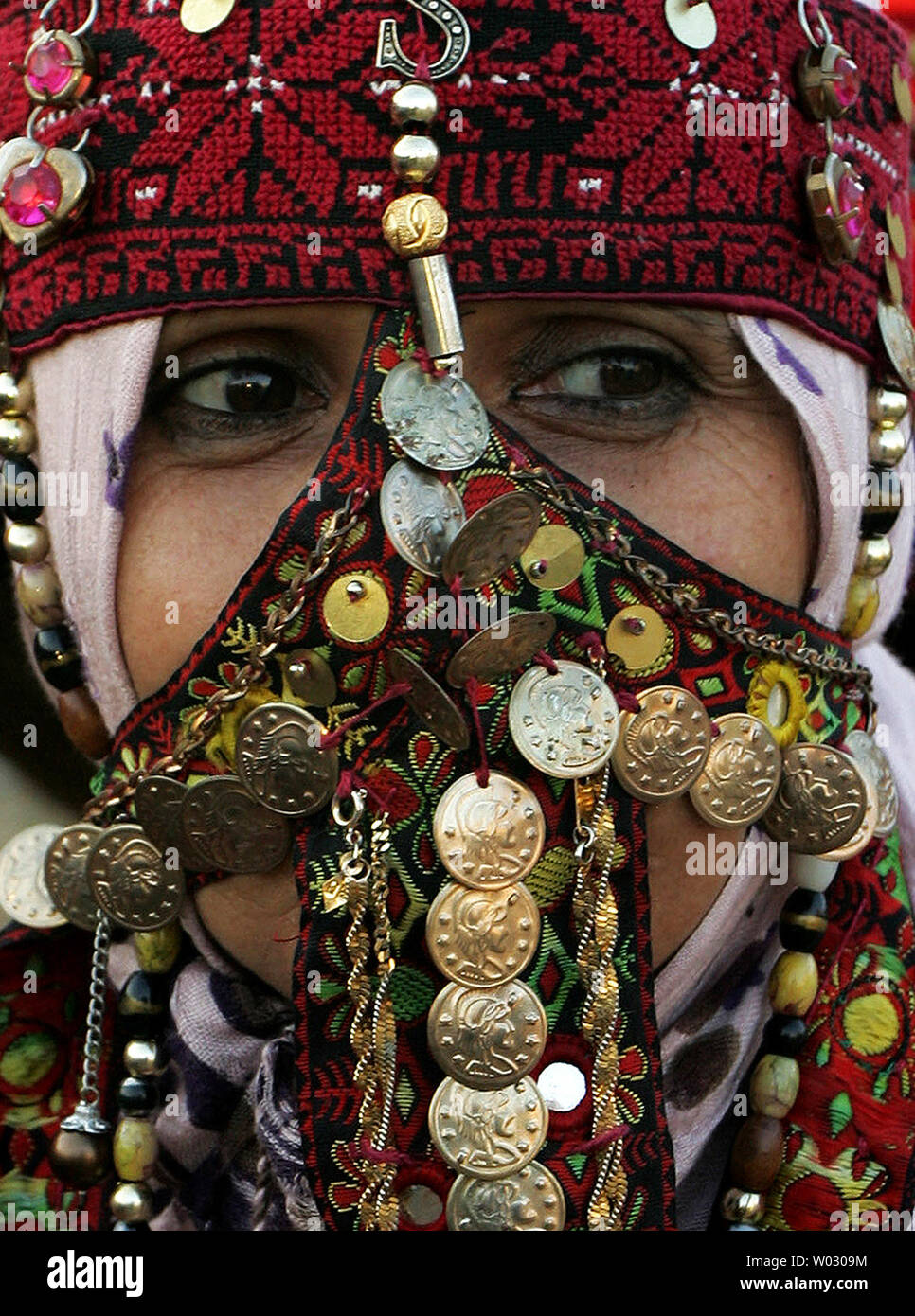 A Palestinian woman wearing traditional Arabic headdress (Burqa ...
