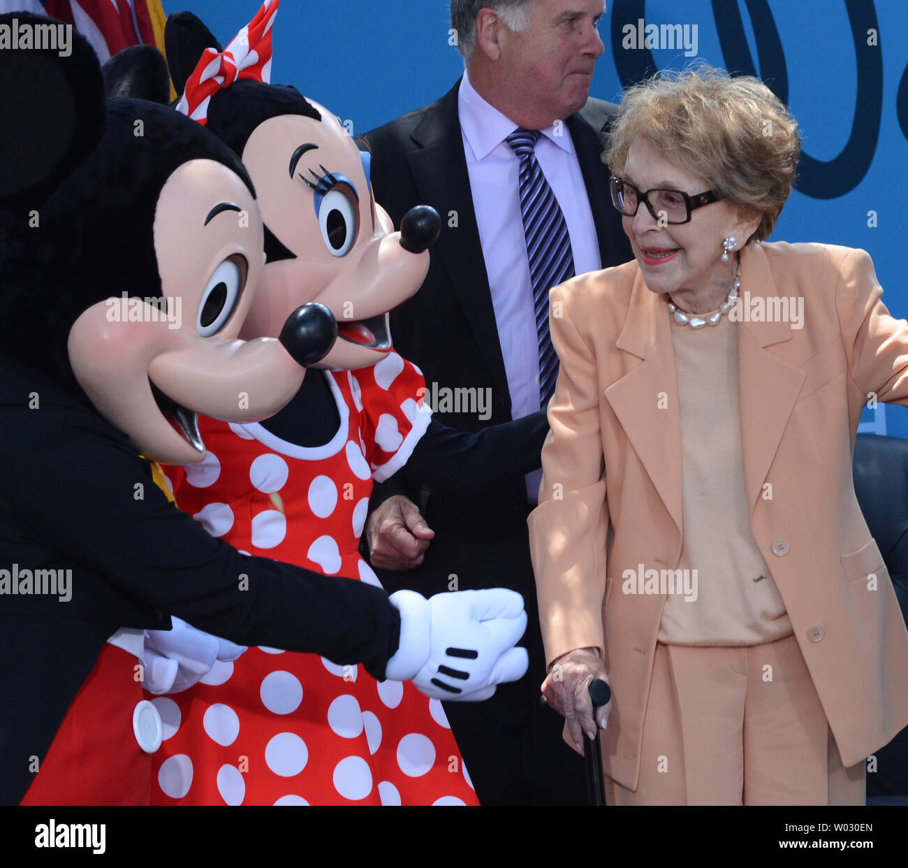 Former first lady Nancy Reagan is greeted by Mickey and Minne Mouse ...