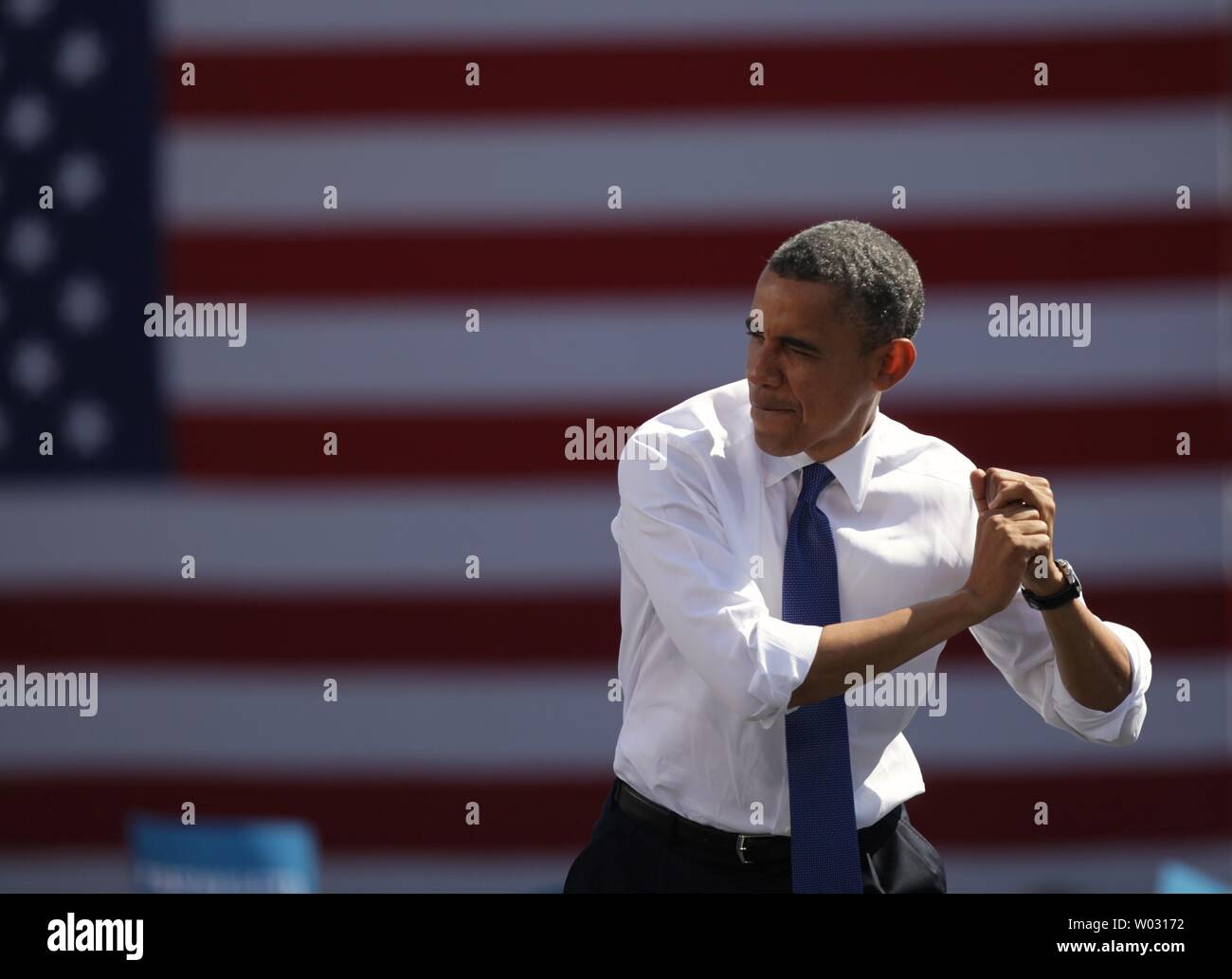 President Barack Obama swings a make-believe baseball batter stance as ...