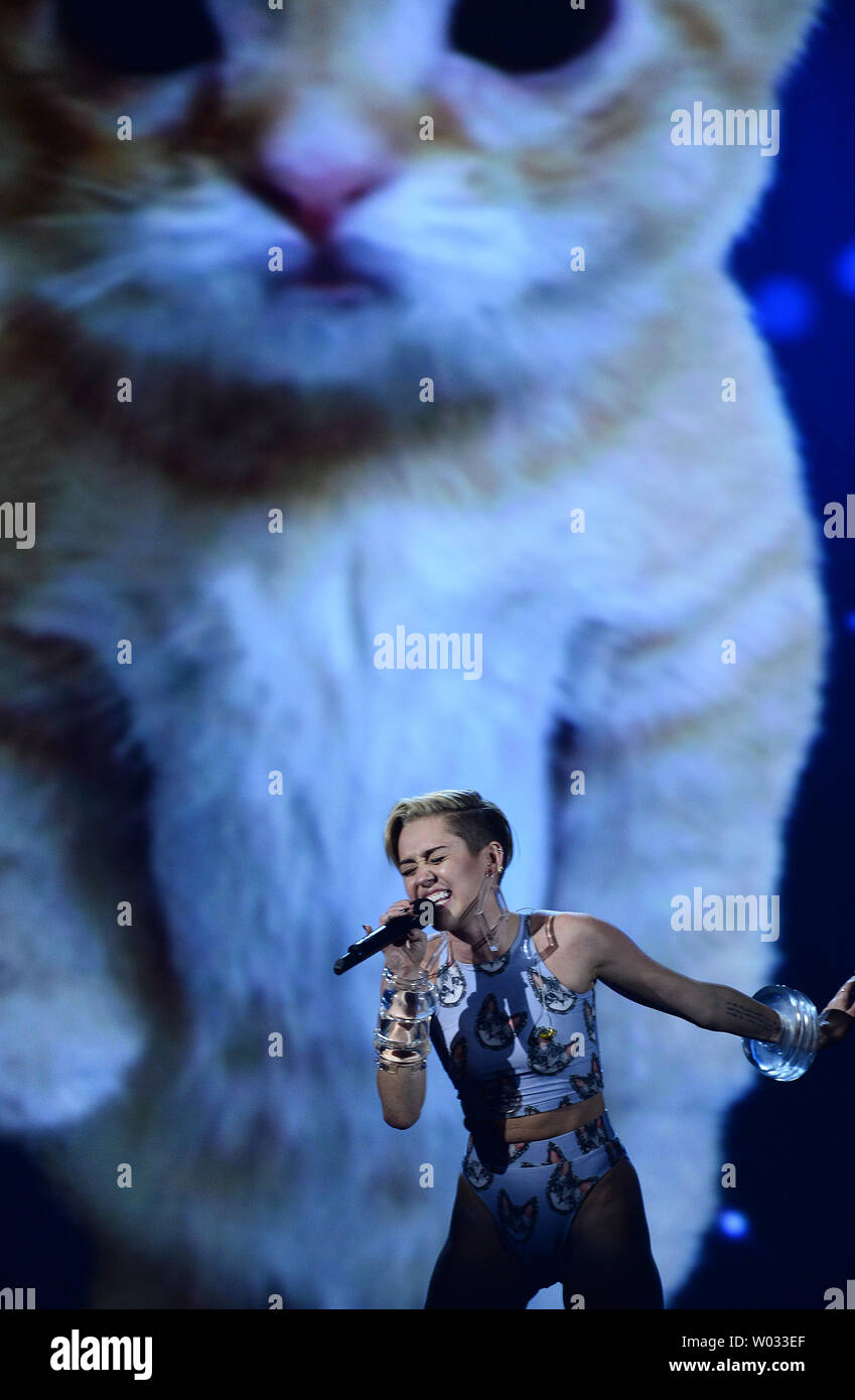 Miley cyrus wrecking ball hi-res stock photography and images - Alamy