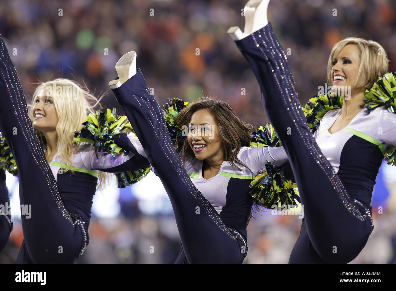 Seattle seahawks cheerleaders hi-res stock photography and images - Alamy