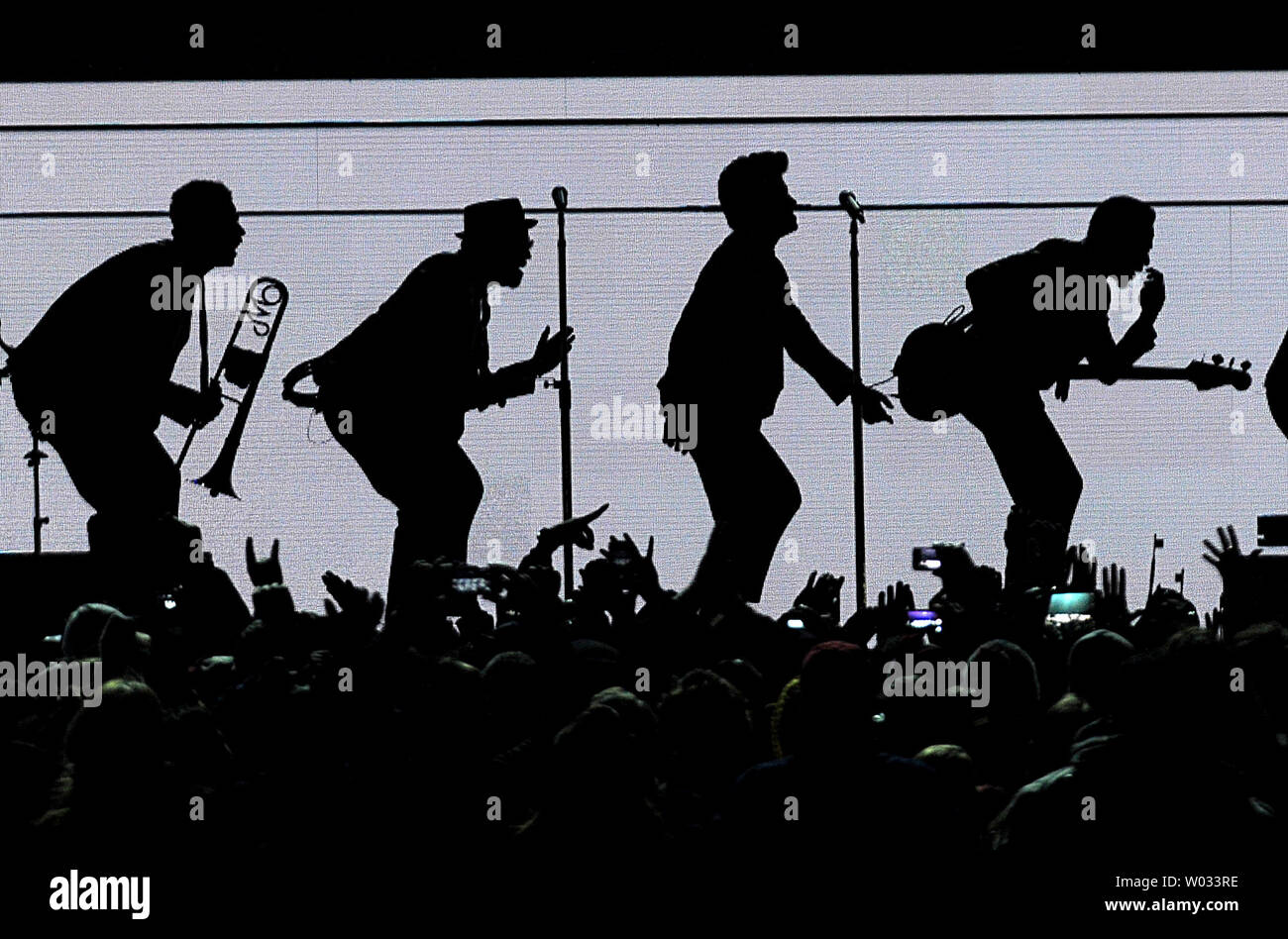 2014 super bowl halftime hi-res stock photography and images - Alamy