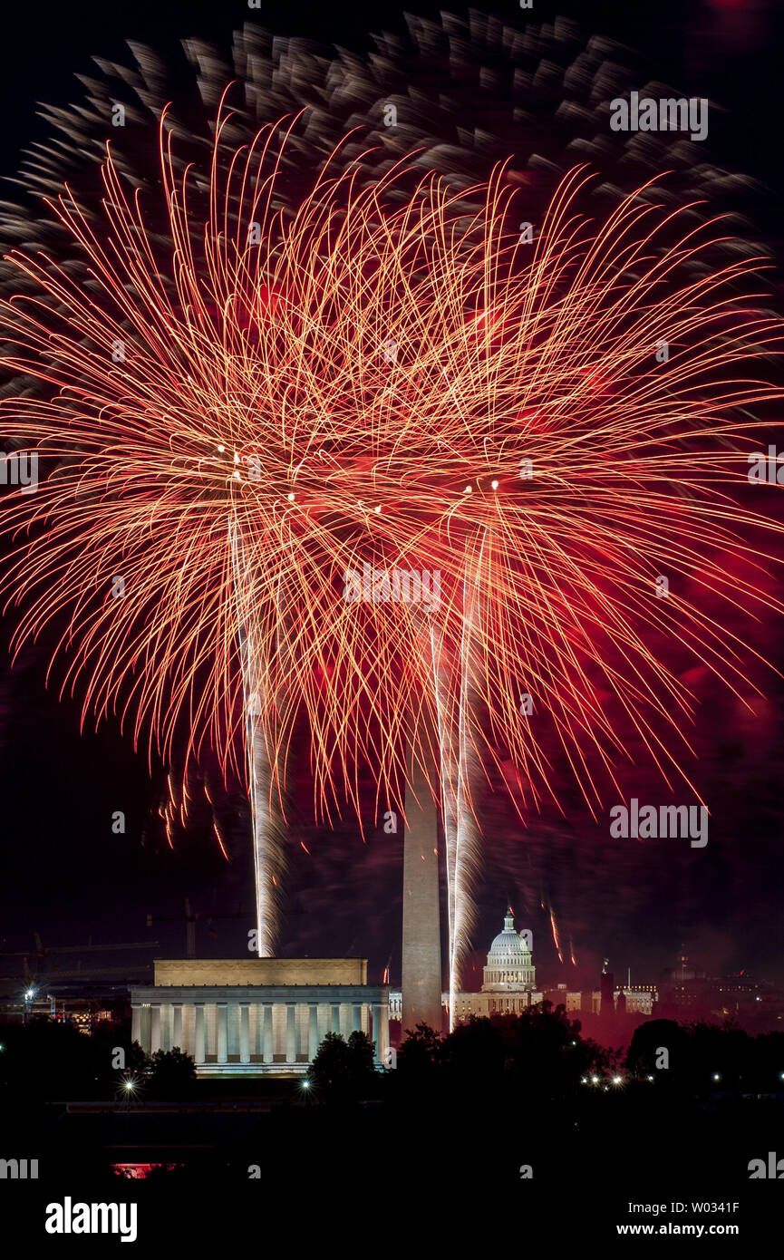 Independence Day fireworks explode over the Lincoln Memorial, the ...