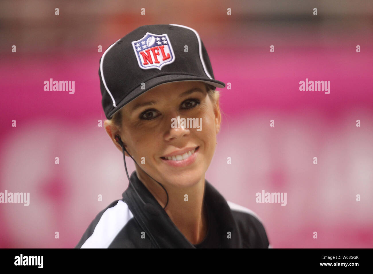 NFL Line Judge Sarah Thomas works the Cleveland Browns-St. Louis Rams ...