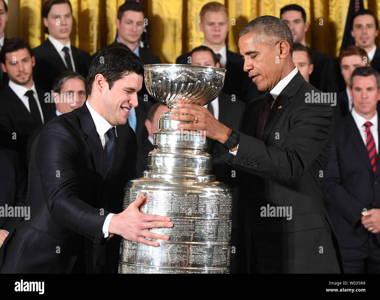 U.S. President Barack Obama helps Pittsburgh Penguins captain Sidney ...