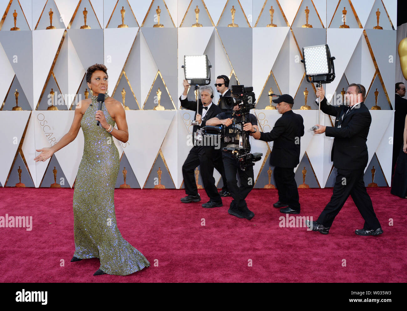 Robin Roberts works on the red carpet for the 88th Academy Awards at ...