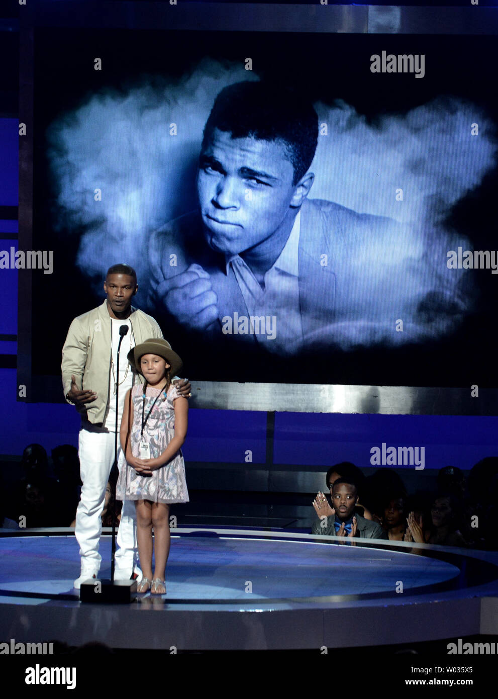 (L-R) Jamie Foxx and daughter Annalise Bishop pay tribute to Muhammad ...