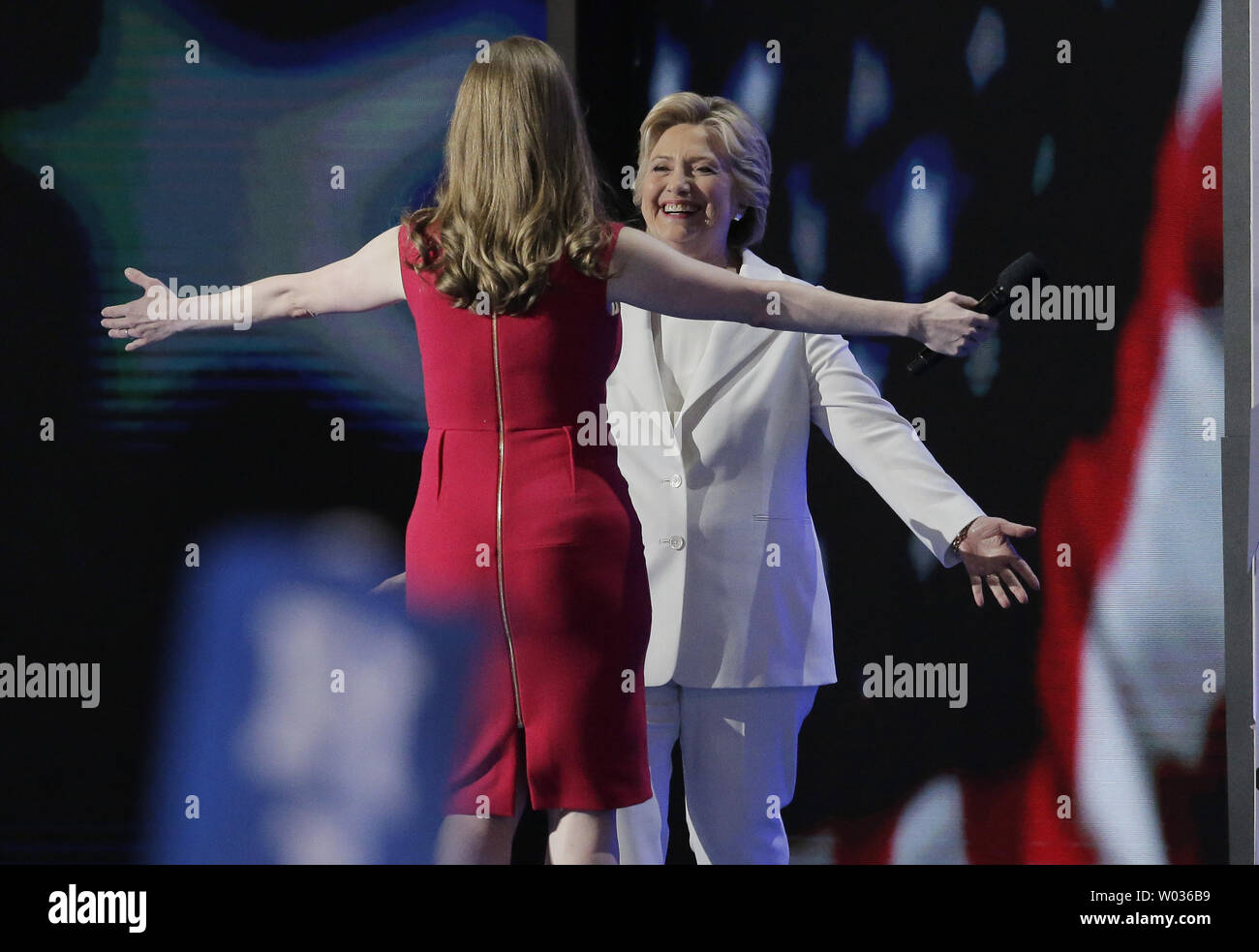 Chelsea Clinton greets Democratic nominee for President Hillary Clinton ...