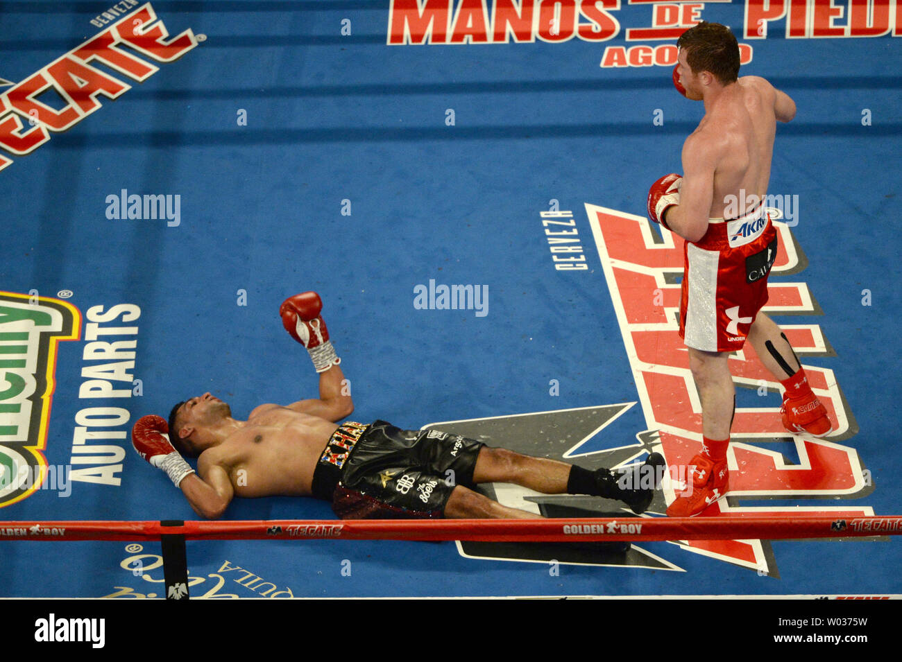 Canelo Alvarez knocks out Amir Khan in the sixth round of their ...