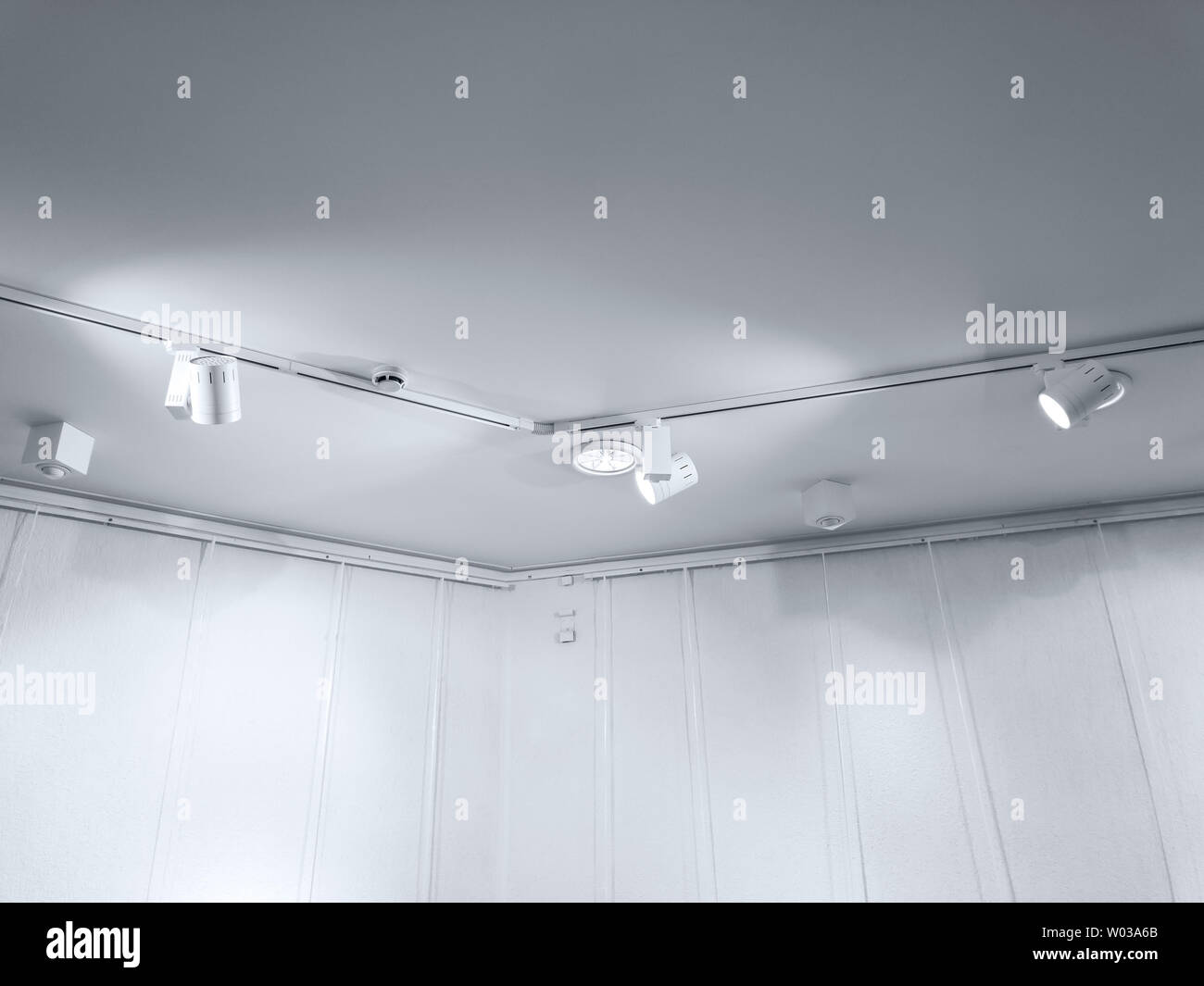exhibition ceiling with fluorescent spotlights near empty wall Stock ...