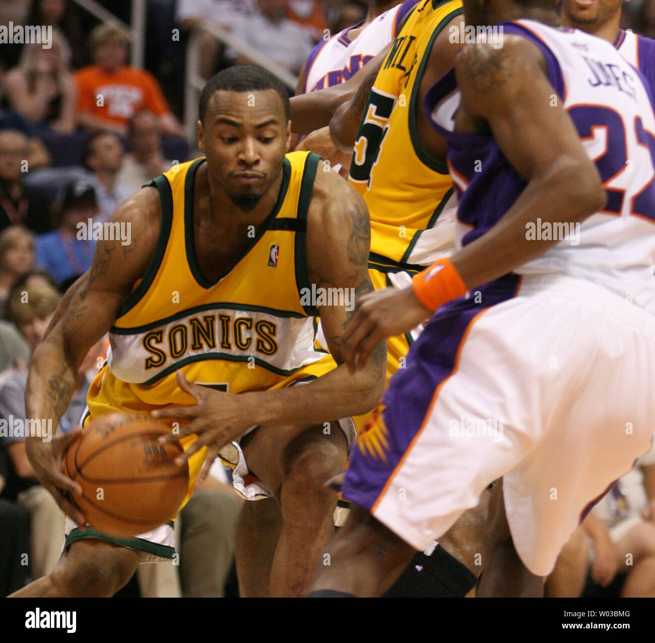 Seattle SuperSonics forward Rashard Lewis tries to drive inside against ...