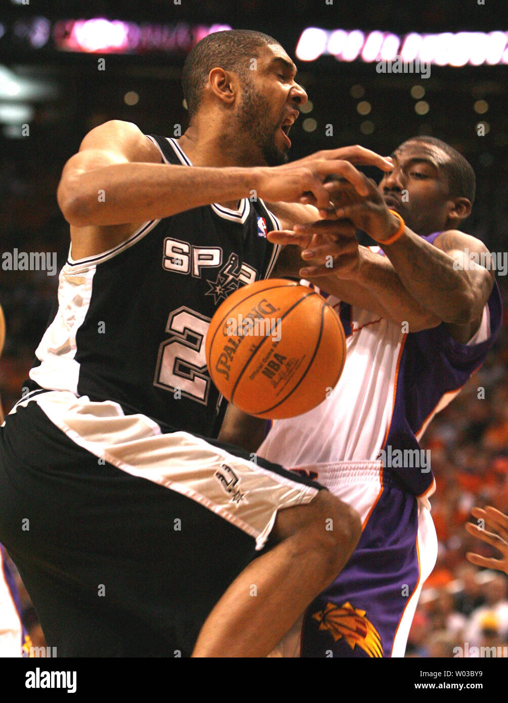 San Antonio Spurs Tim Duncan (21) gets tangled up with Phoenix Suns ...