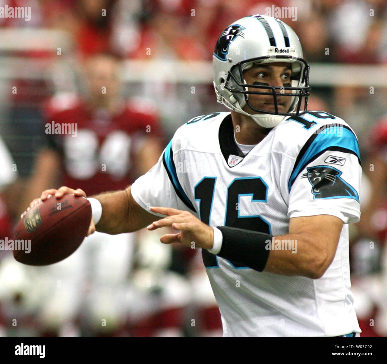 Carolina Panthers quarterback Vinny Testaverde gets set to throw a pass ...