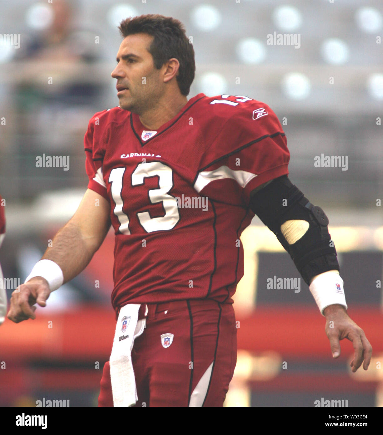 Arizona Cardinals quarterback Kurt Warner stretches before the game ...
