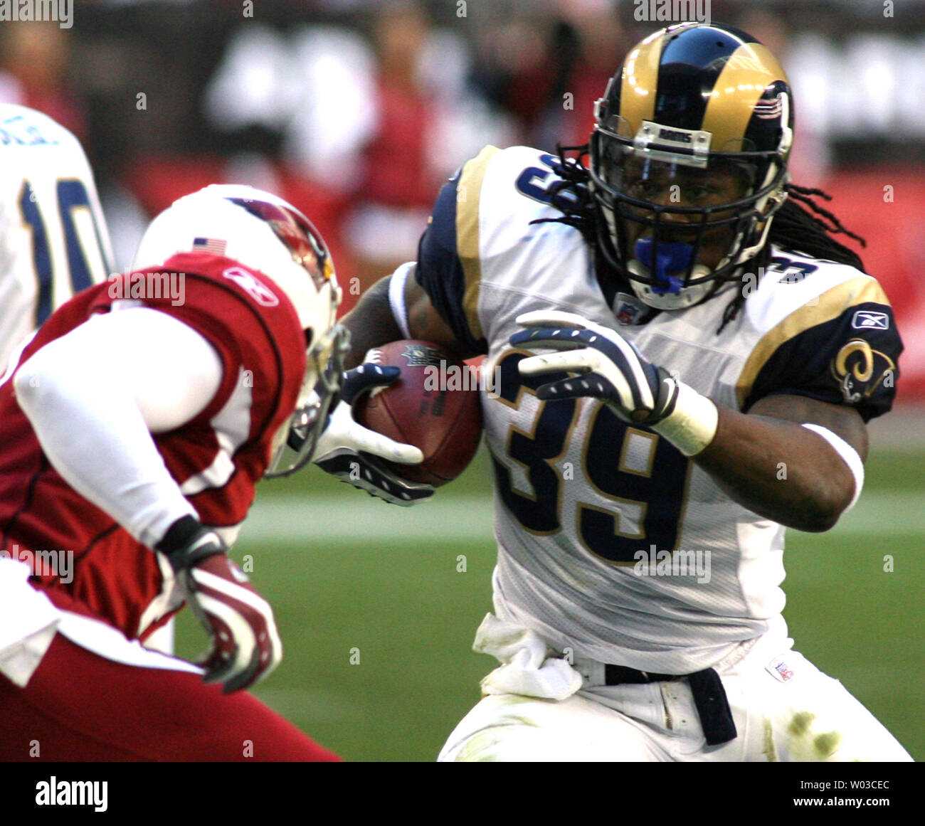 St. Louis Rams Steven Jackson (39) makes a cut in the first half ...