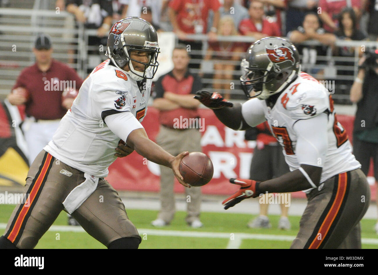 Tampa Bay Buccaneers quarterback Josh Freeman (L) hands off to ...