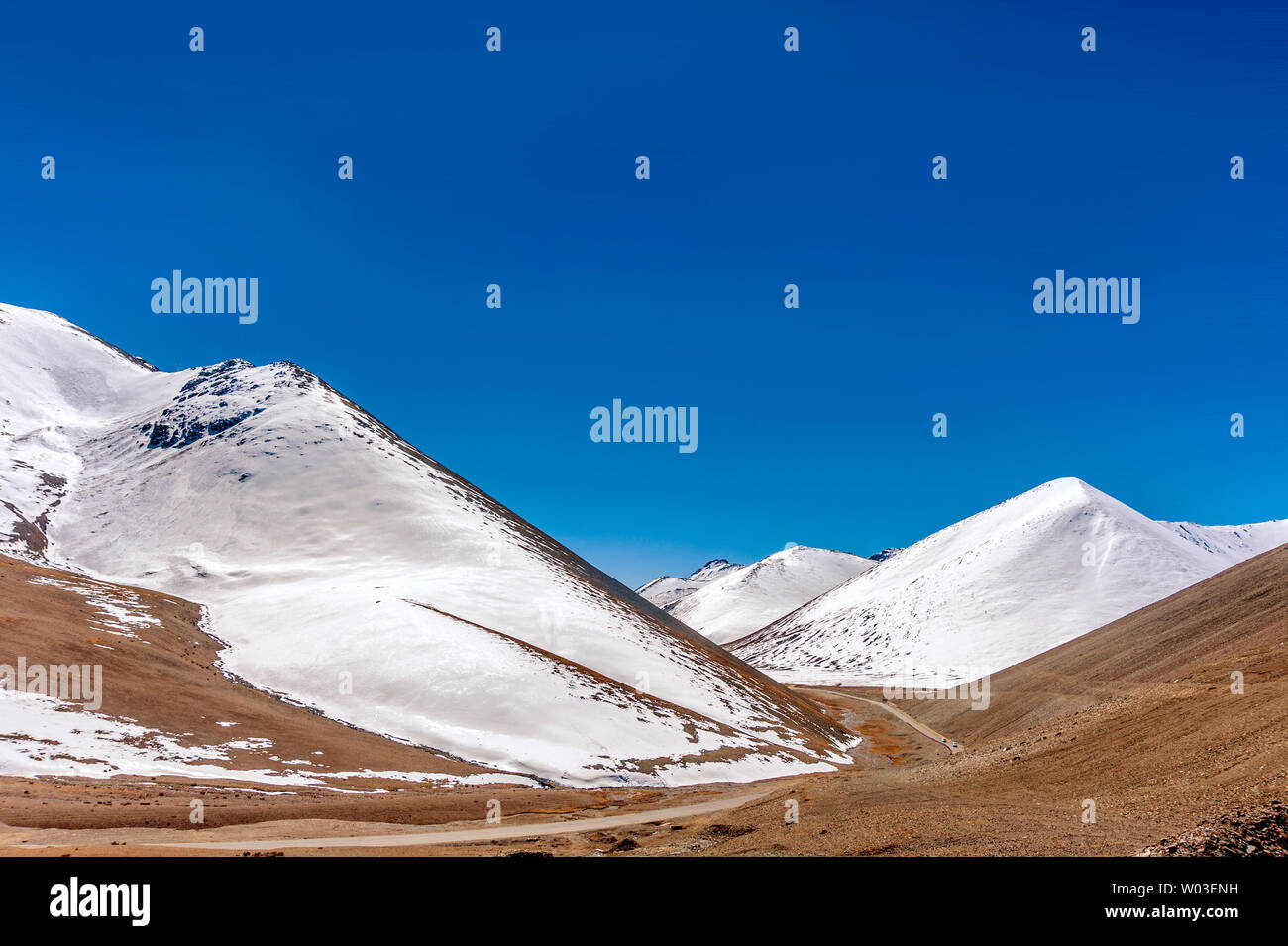 Tibet tangula mountain hi-res stock photography and images - Alamy
