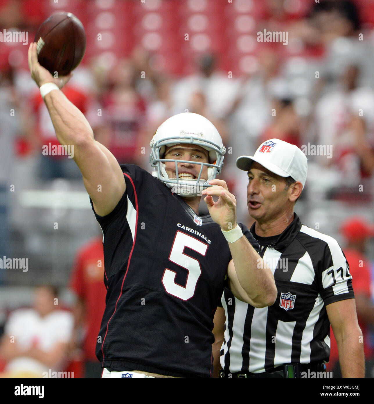 Arizona Cardinals quarterback Drew Stanton (L) gets a few words from ...