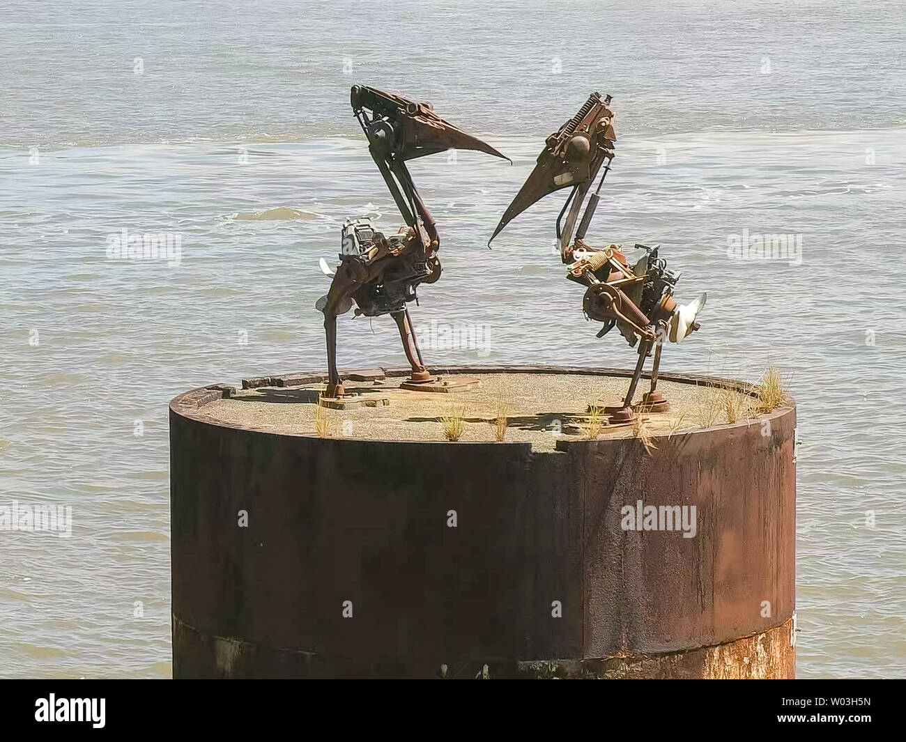 Pelican sculpture hi-res stock photography and images - Alamy