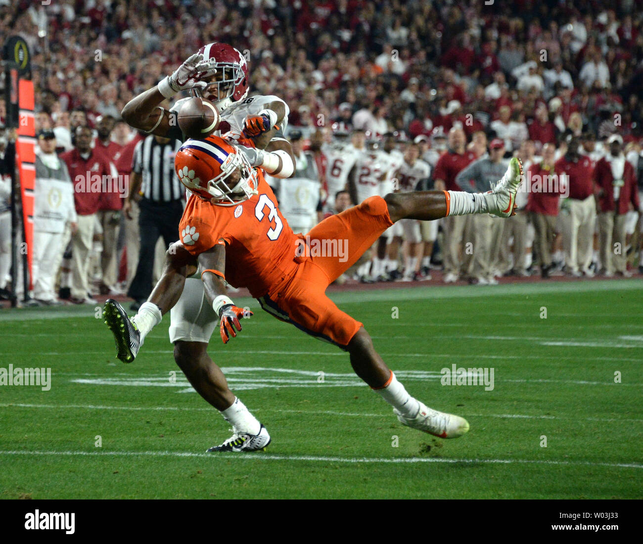 Alabama Crimson cornerback Marlon Montgomery (L) breaks up pass to ...