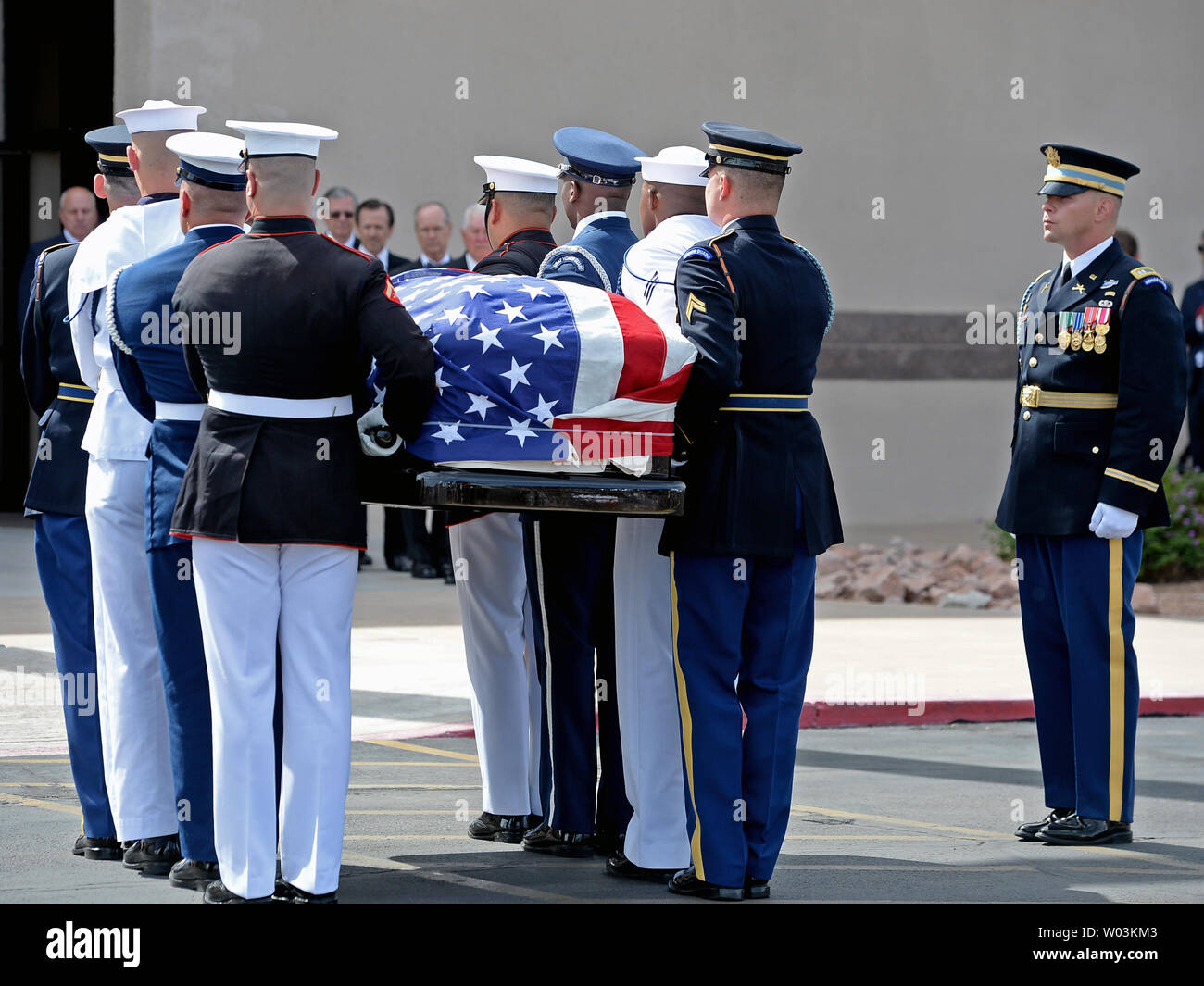 The flag draped casket of Sen. John McCain starts to enter the North ...