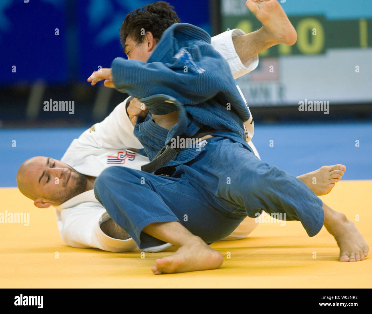 USA's Rick Hawn (L) grapples with Mexico's Julian Palma Gutierrez in ...