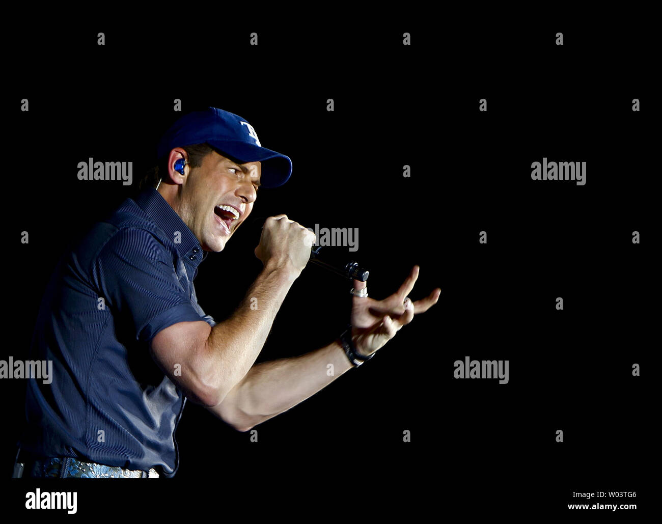 Country music recording artist Rodney Atkins plays at the Republican ...