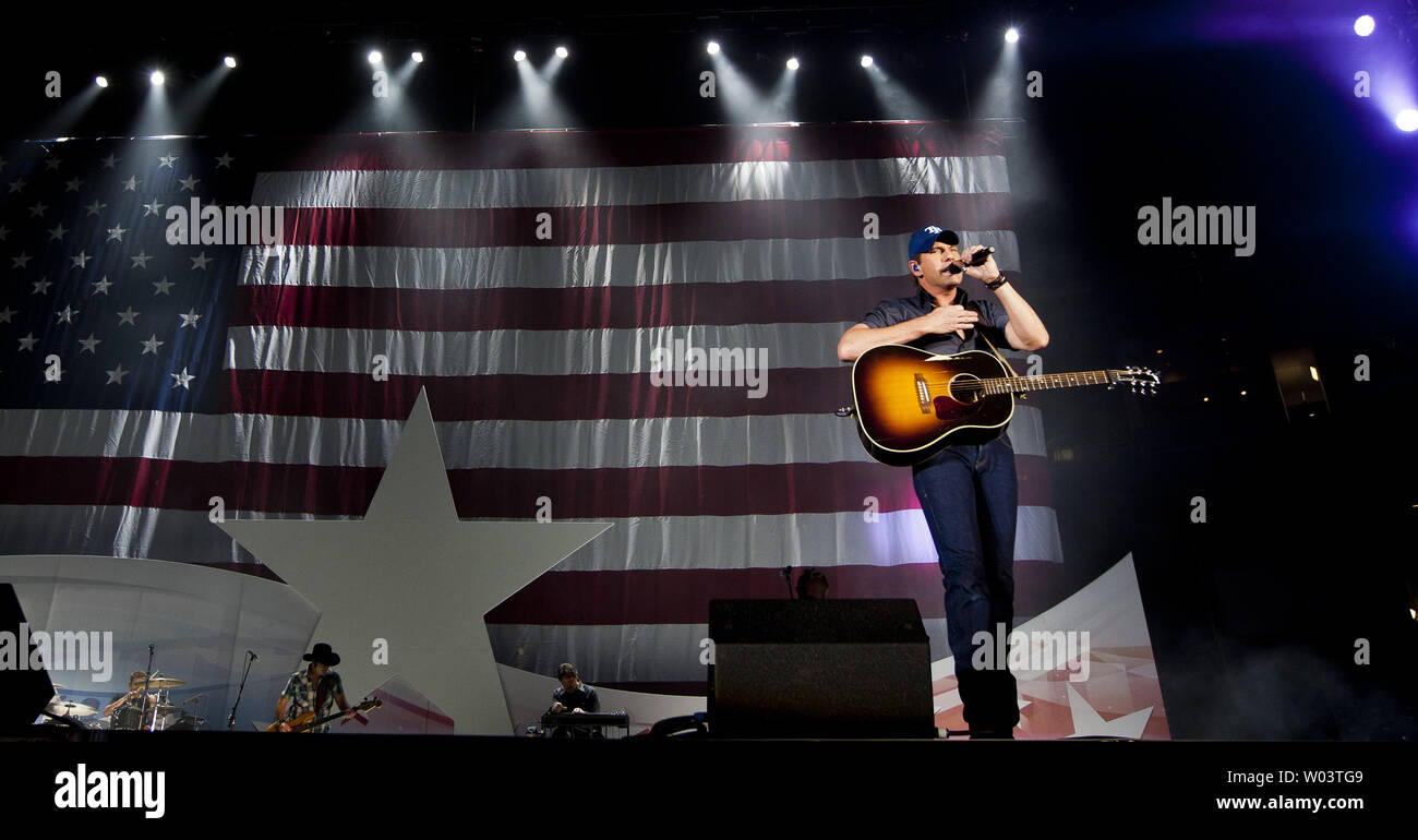Country music recording artist Rodney Atkins plays at the Republican ...
