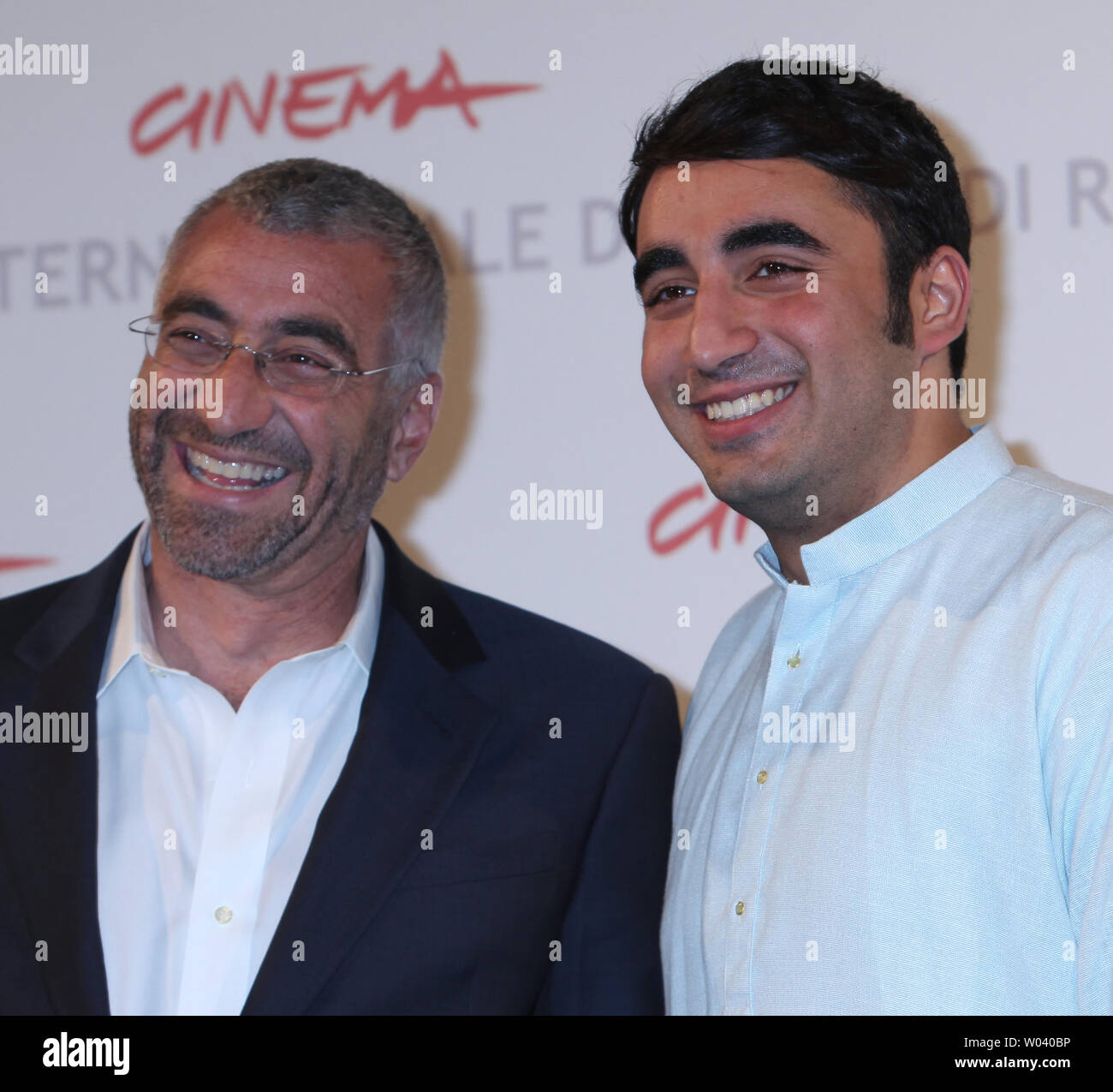 Duane Baughman (L) and Bilawal Bhutto Zardari arrive at a photocall for ...