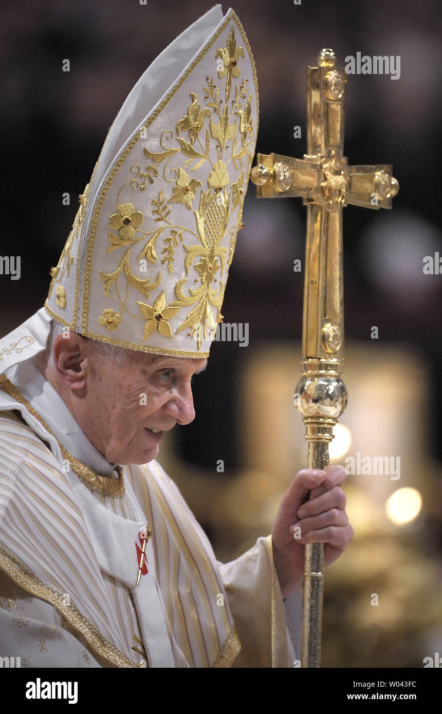Pope Benedict XVI celebrates the midnight Christmas mass at St. Peter's ...
