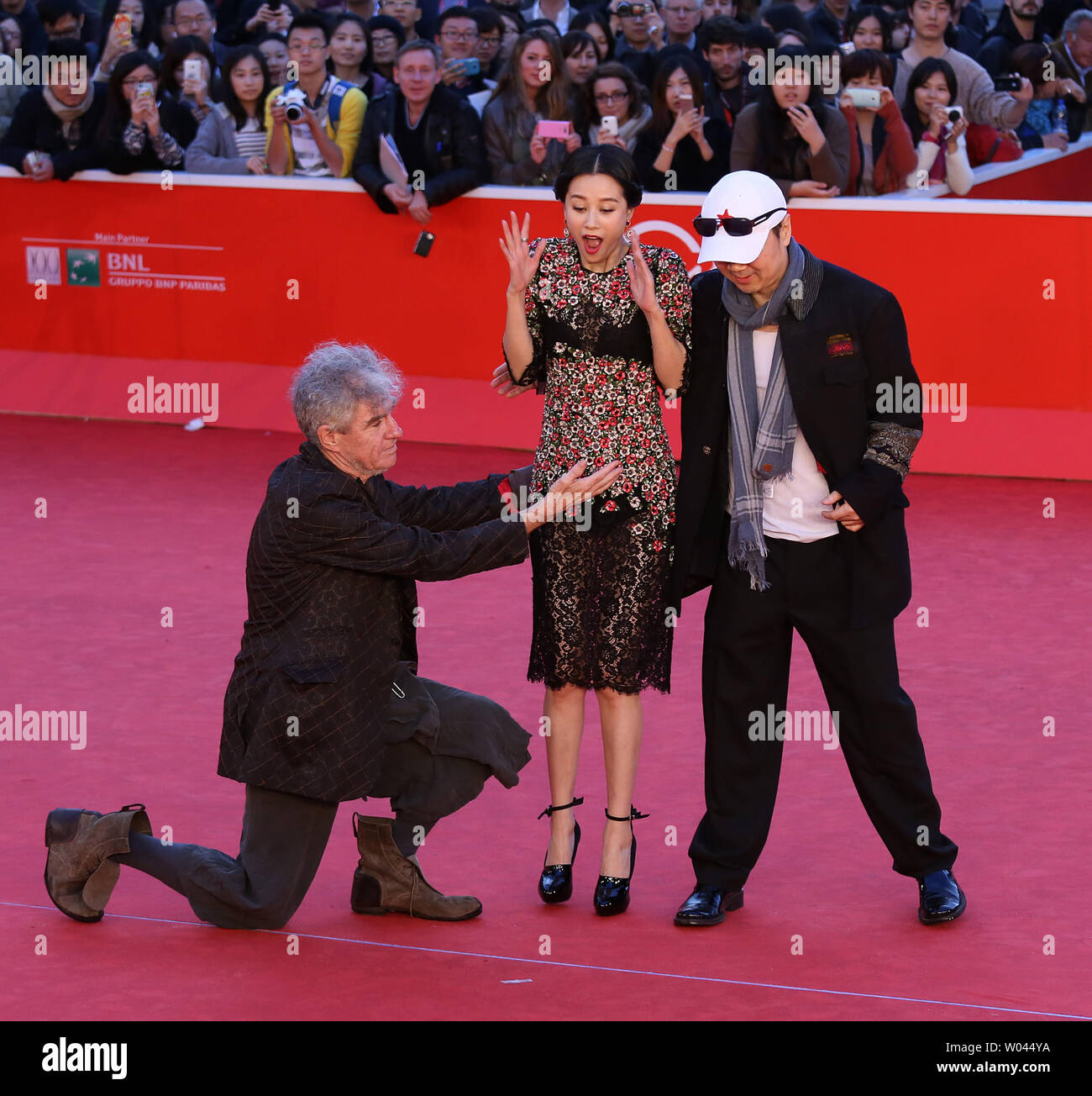 Christopher Doyle (L), Ni Hongjie (C) and Cui Jian arrive on the red ...