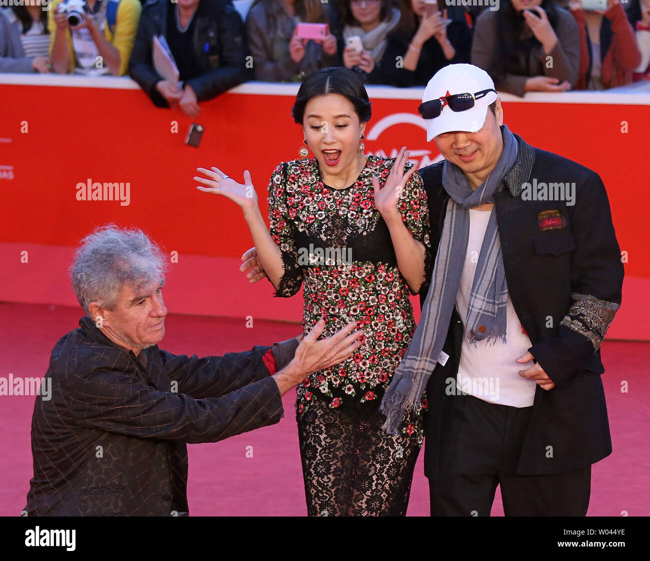 Christopher Doyle (L), Ni Hongjie (C) and Cui Jian arrive on the red ...