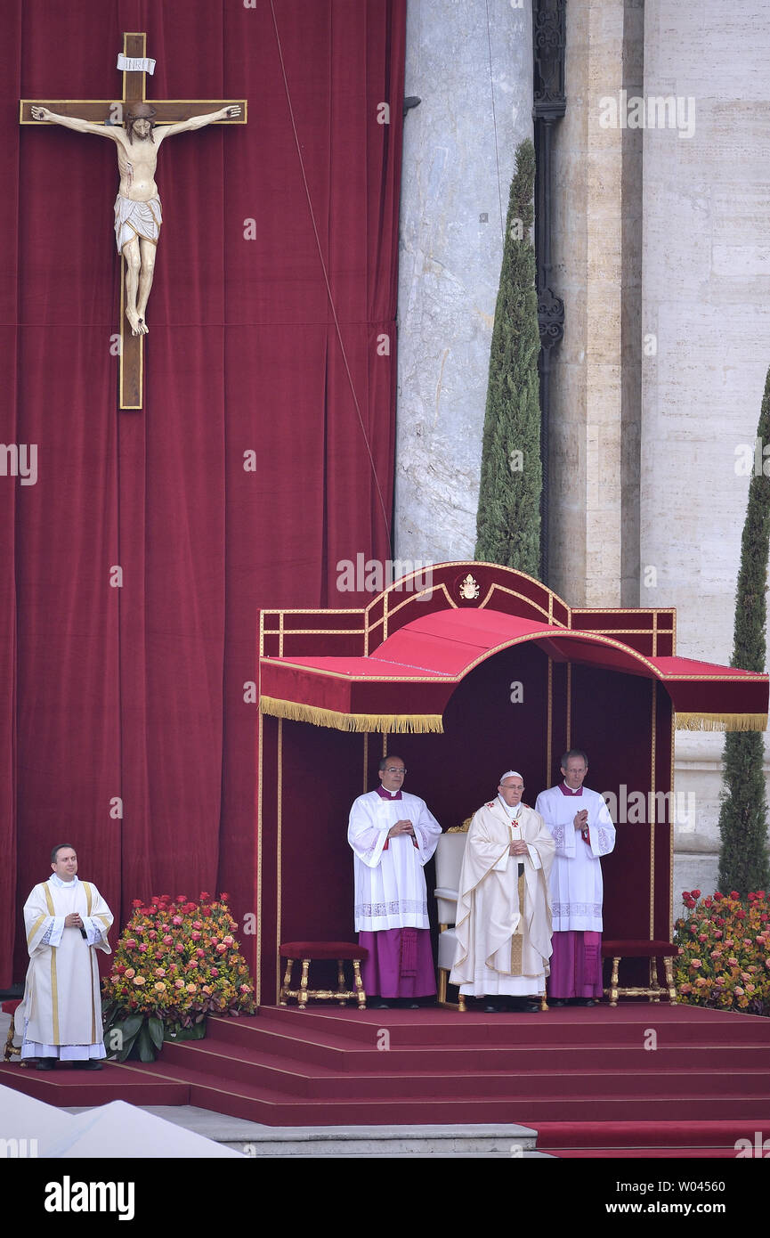 In an canonization mass, Pope Francis honors Pope John XXIII and Pope ...