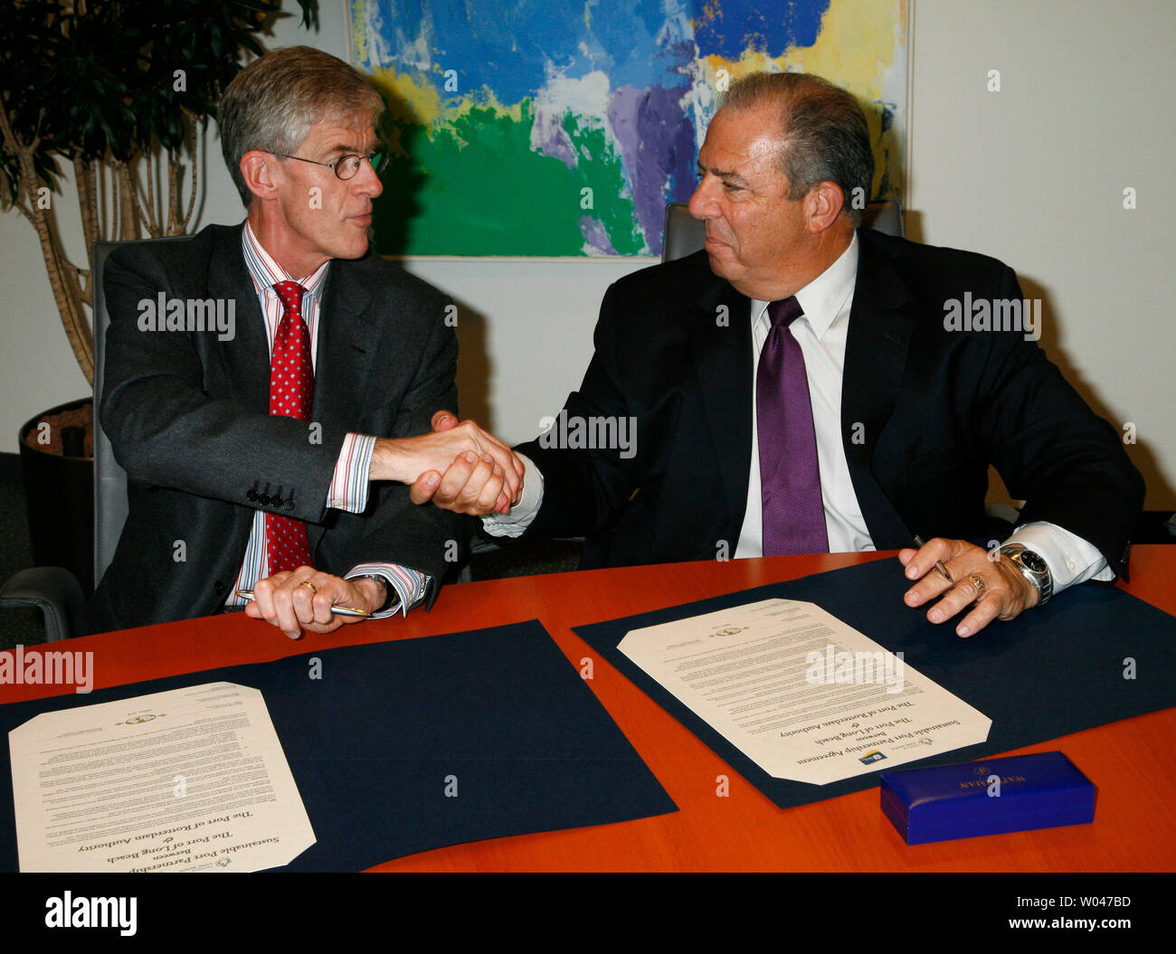 Long Beach Mayor Bob Foster (R) shakes hands with Port of Rotterdam CEO ...