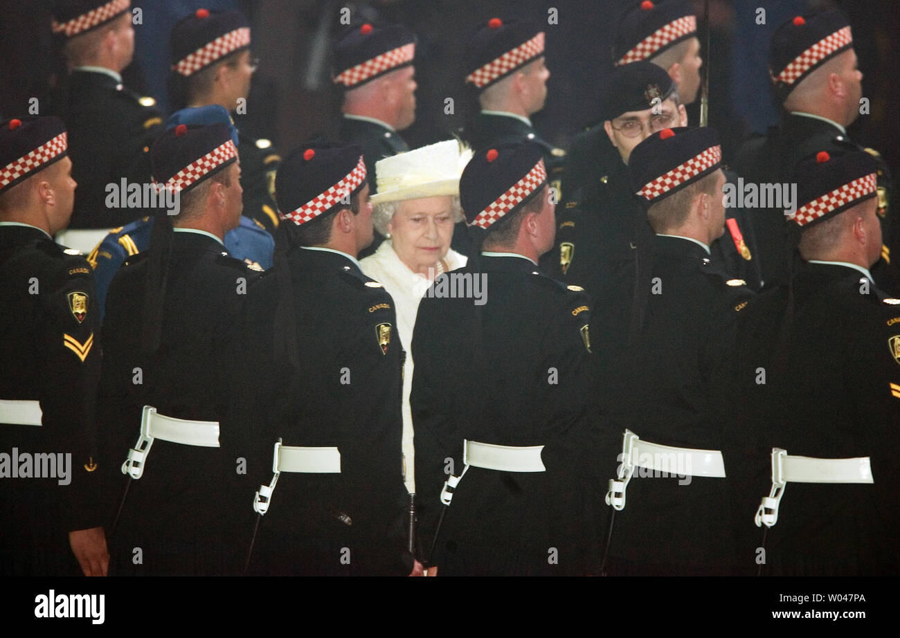 Queen Elizabeth inspects the Gaurd of Honour mounted by the King's Own ...
