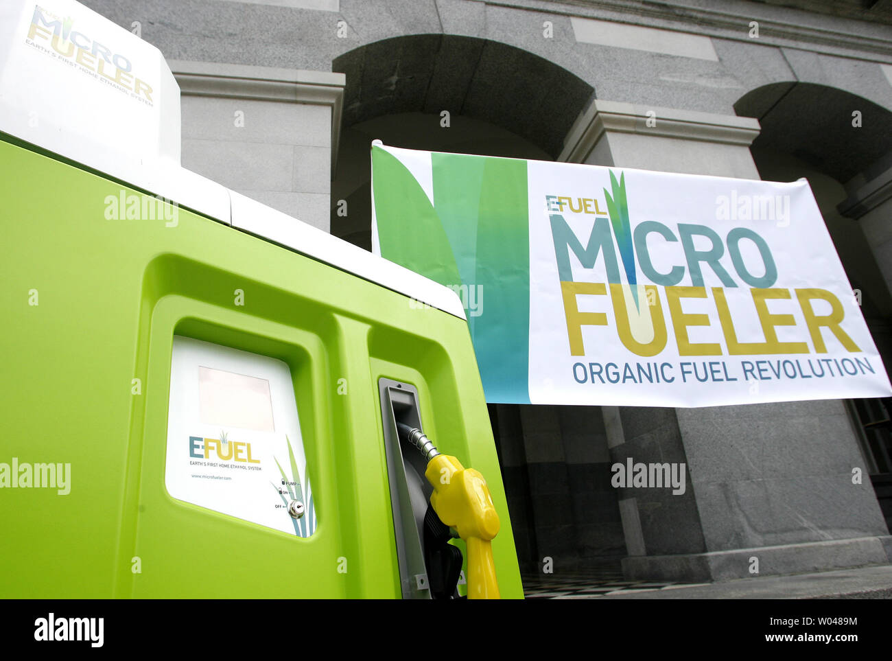 The E-fuel 100 MicroFuelerª, a portable micro-refinery fuel system for ...