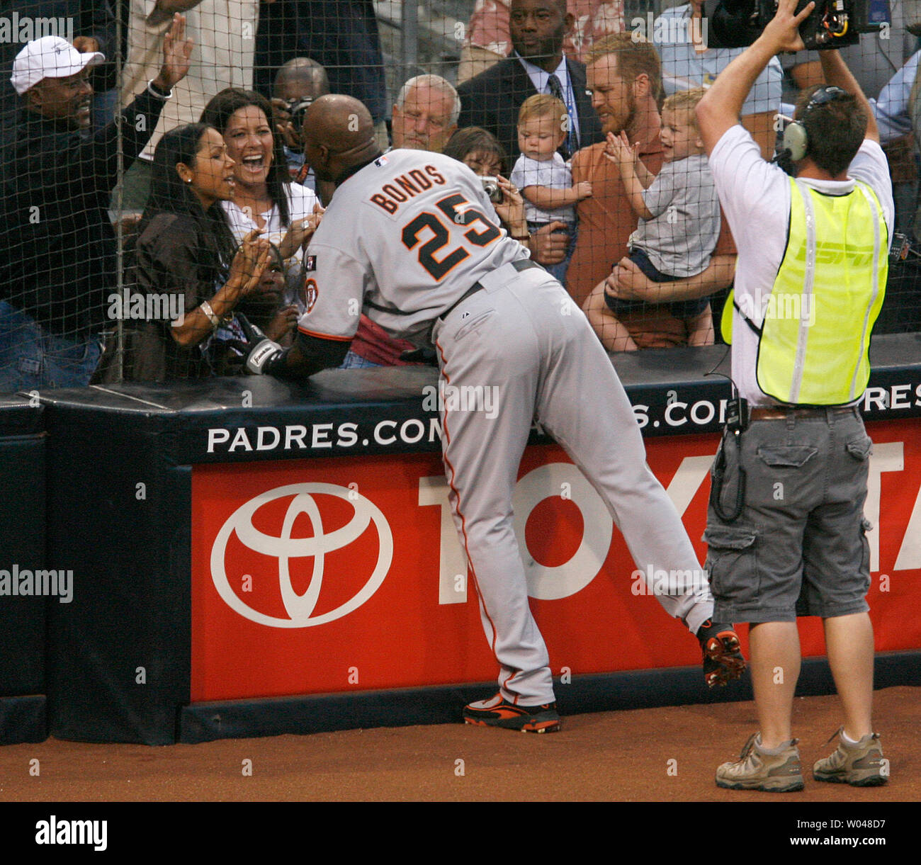 Barry bonds and wife hi-res stock photography and images - Alamy