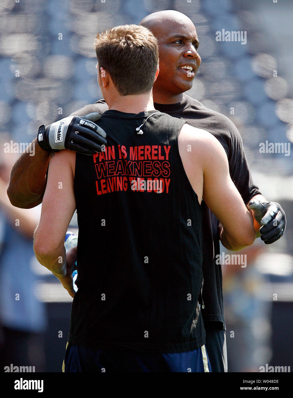 San Francisco Giants left fielder Barry Bonds (R) hugs in greeting San ...
