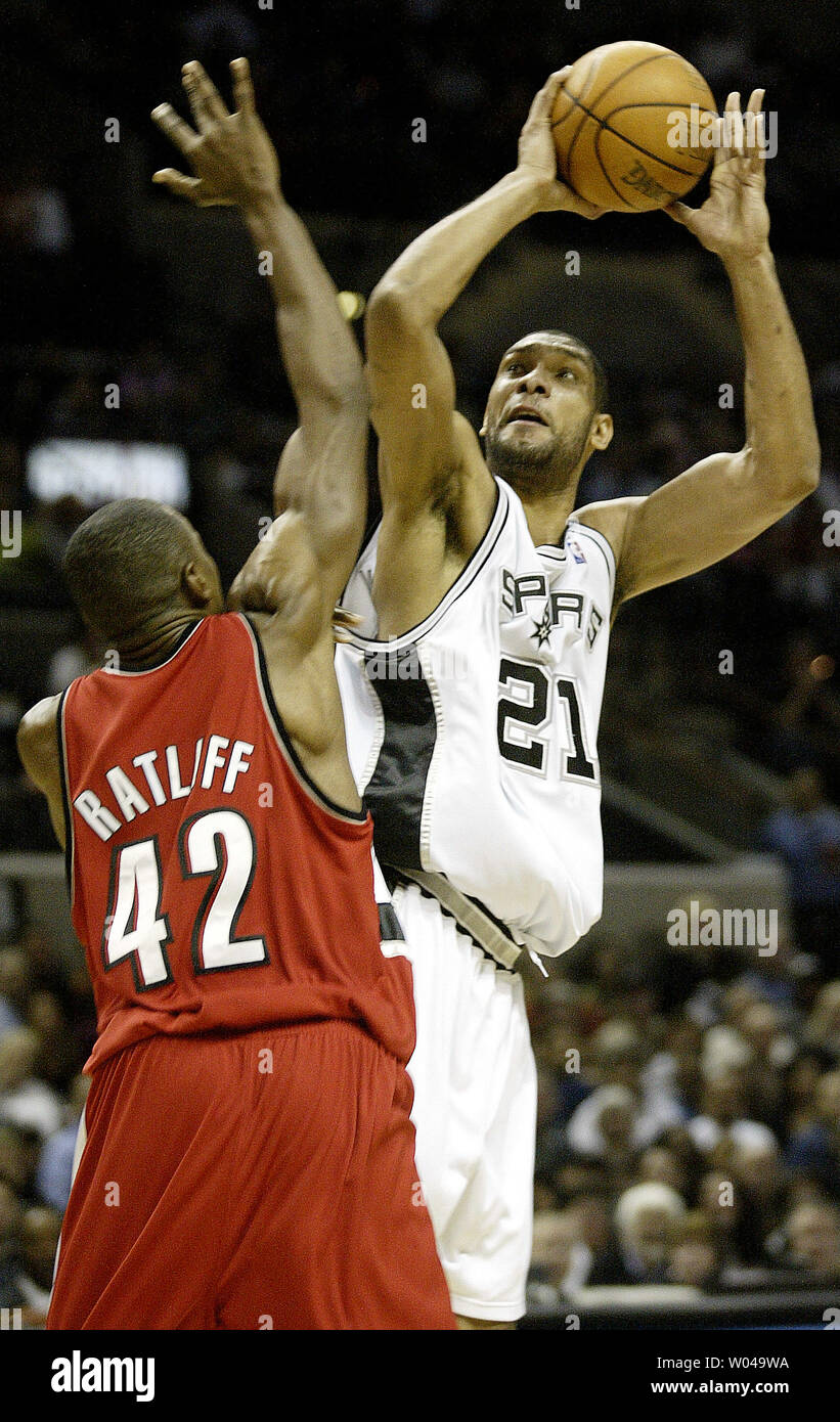 San Antonio Spurs Tim Duncan (21) shoots over Portland Trail Blazer ...