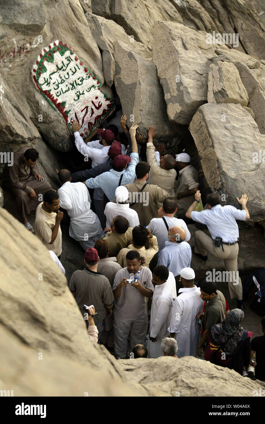Muslim pilgrims visit Heera cave on Jebel al-Noor, Mount of Light ...