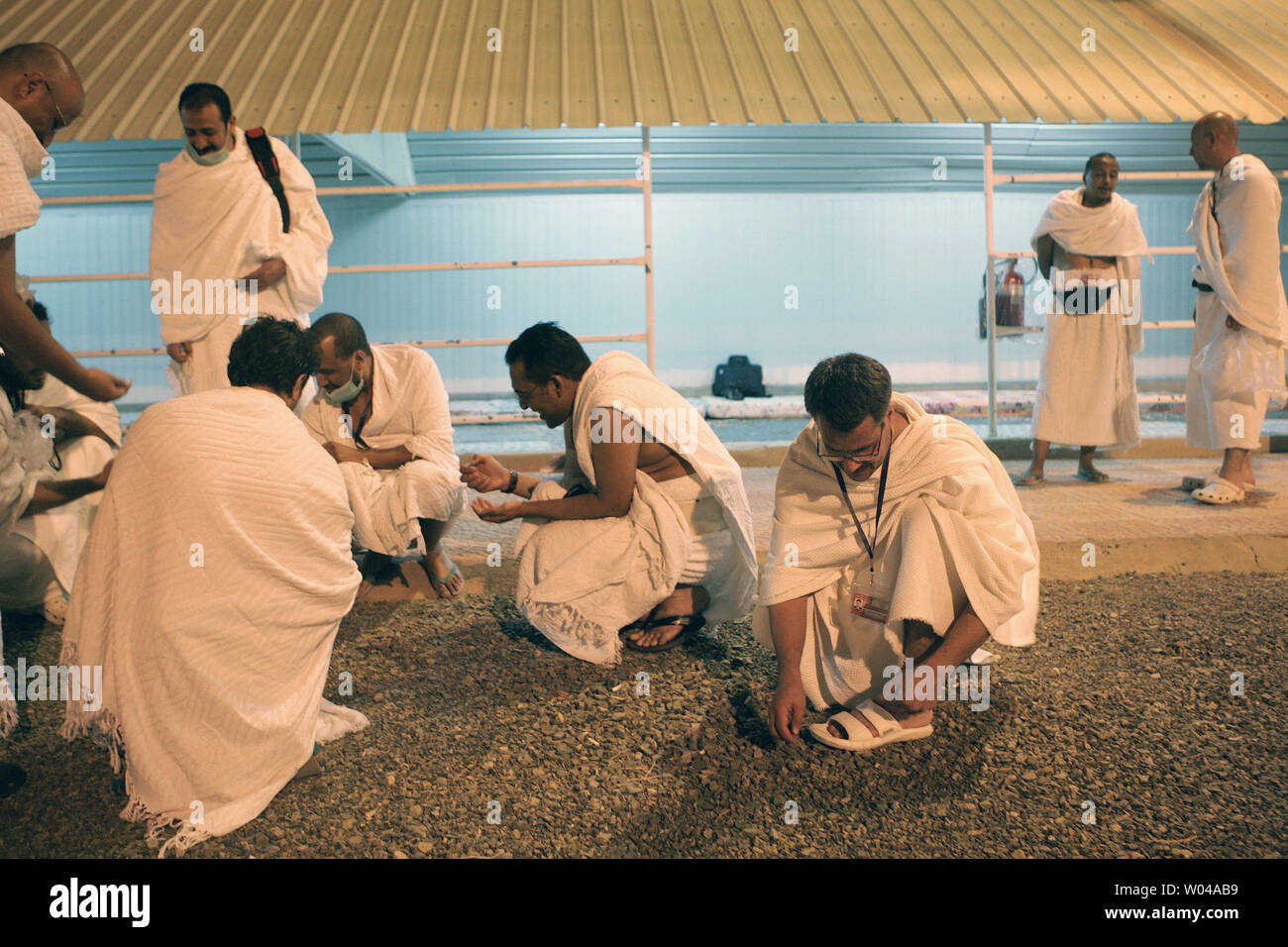 Muslim pilgrims collect stones in Mozdalefa, to be thrown at three ...