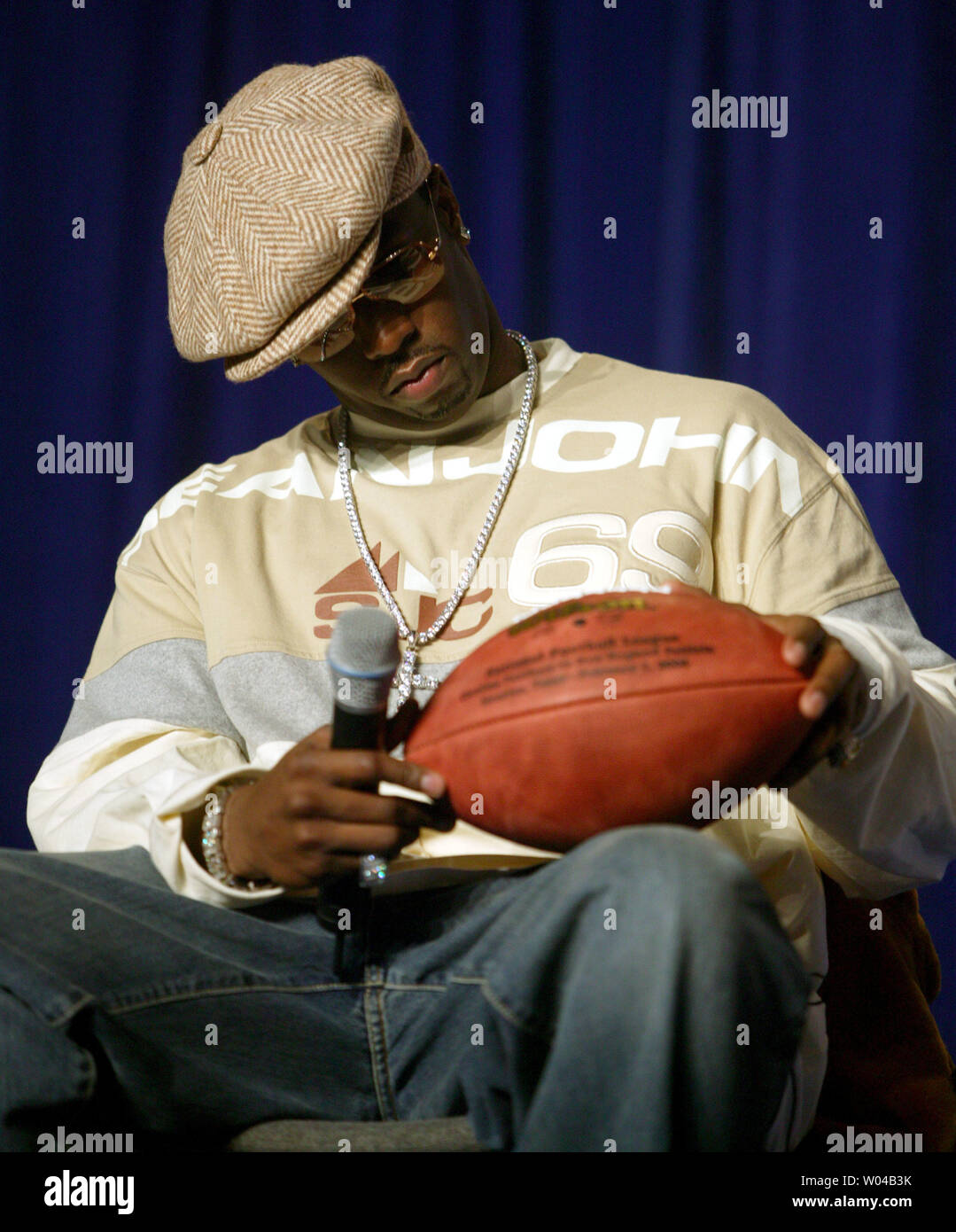 Super bowl 2004 diddy hi-res stock photography and images - Alamy