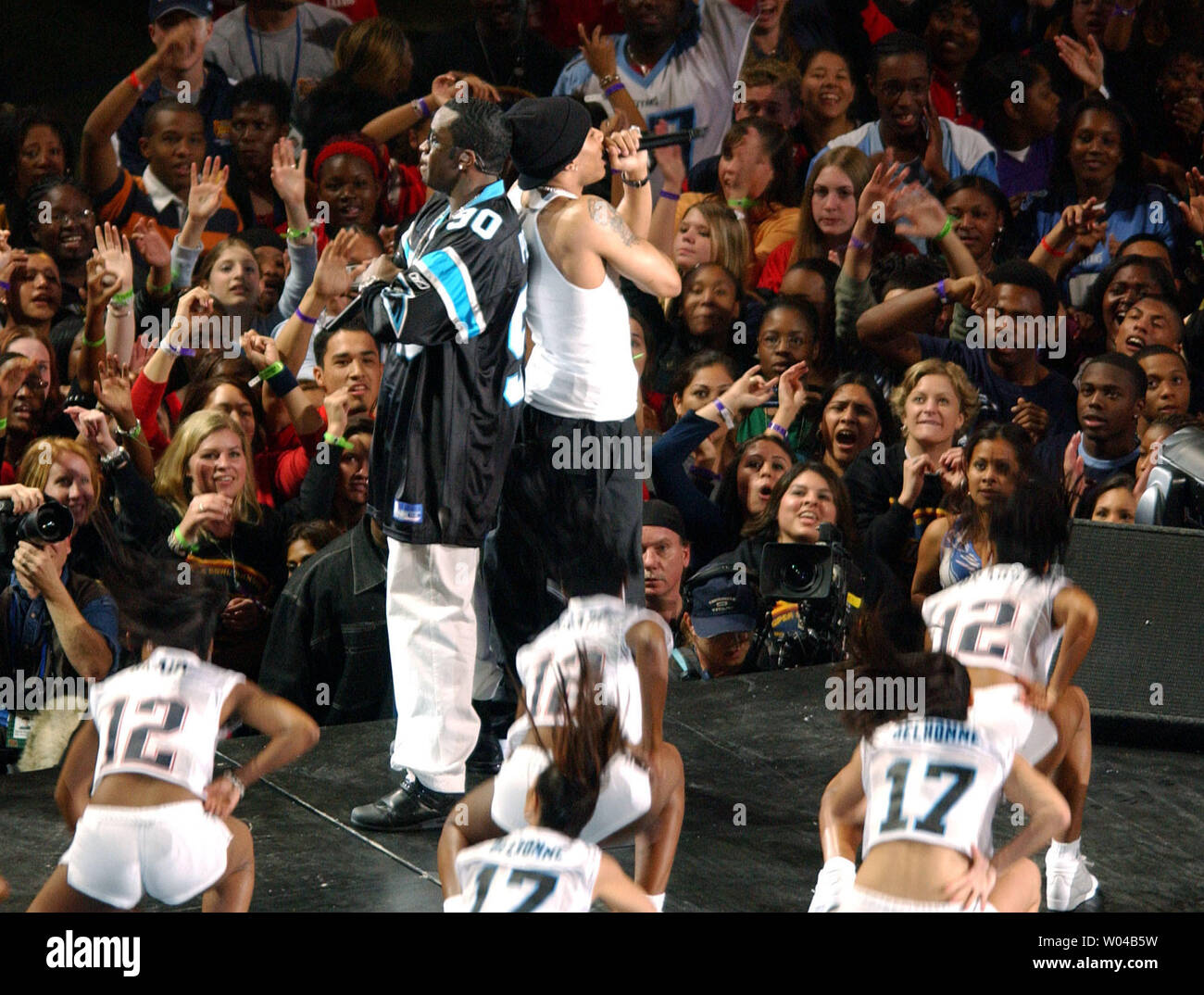 Super bowl 2004 diddy hi-res stock photography and images - Alamy