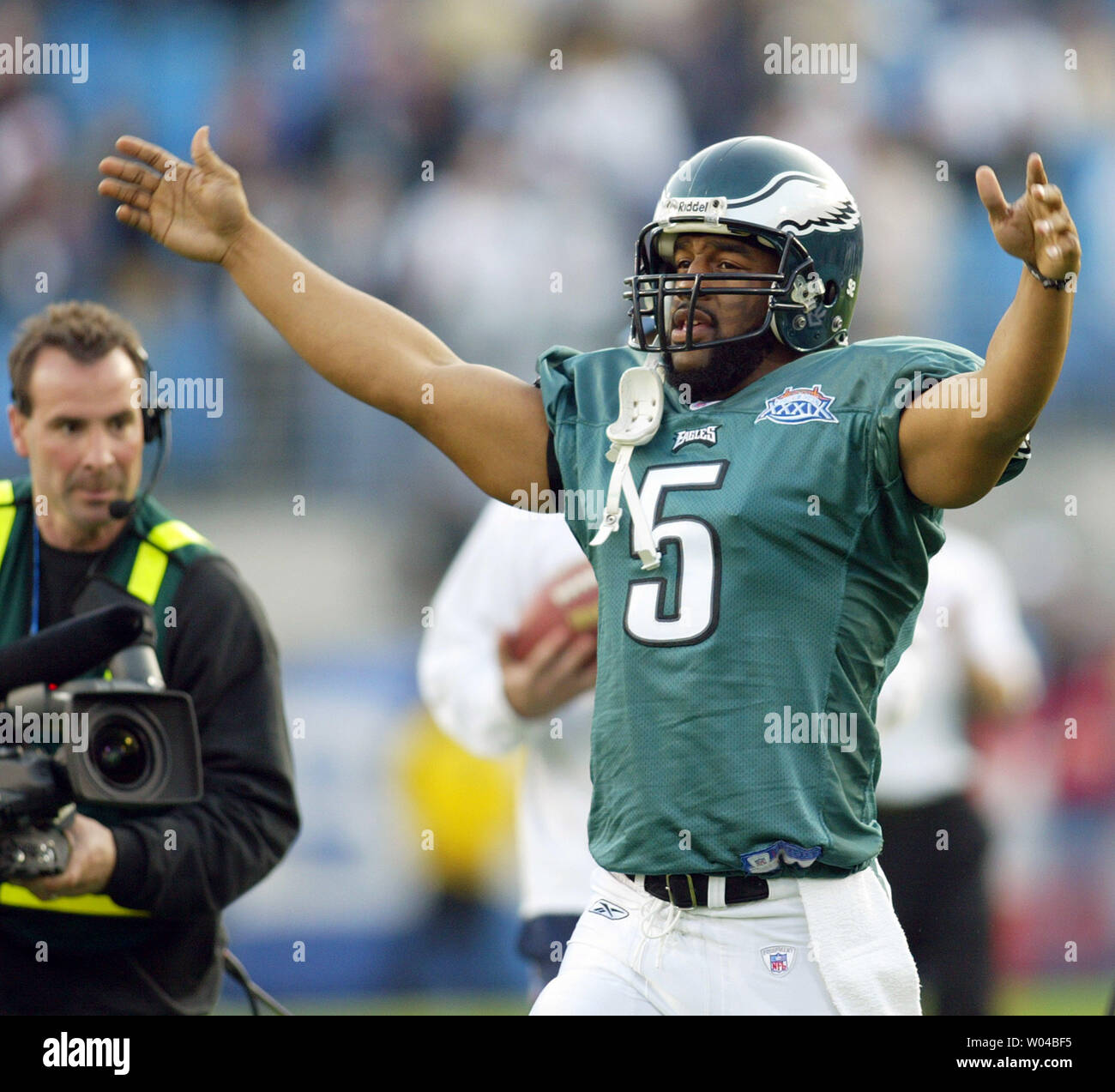Quarterback Donovan McNabb of the Philadelphia Eagles warms up before ...