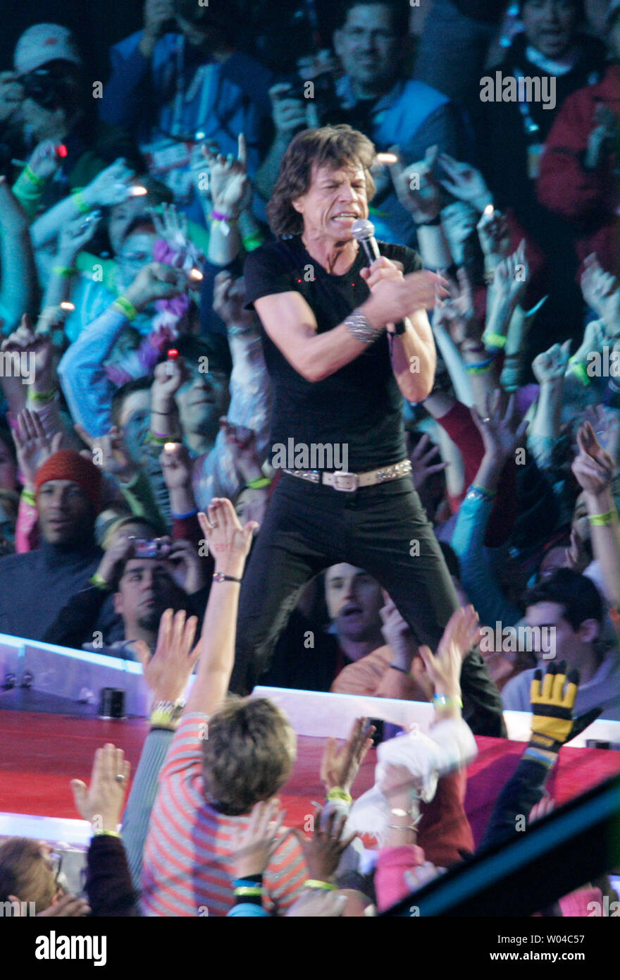 Mick Jagger and the Rolling Stones perform the half time show at Super ...
