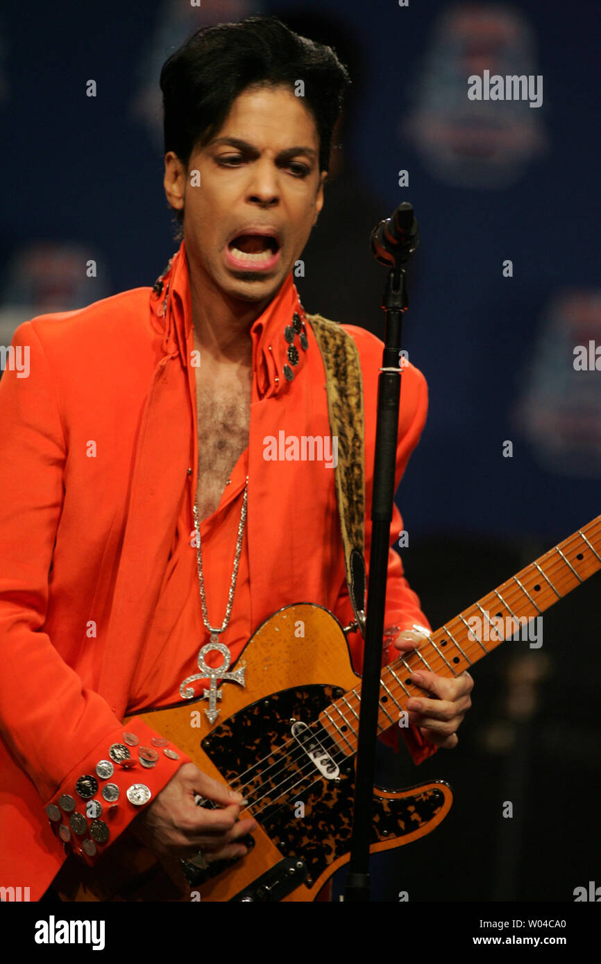 Prince halftime show super bowl hi-res stock photography and images - Alamy