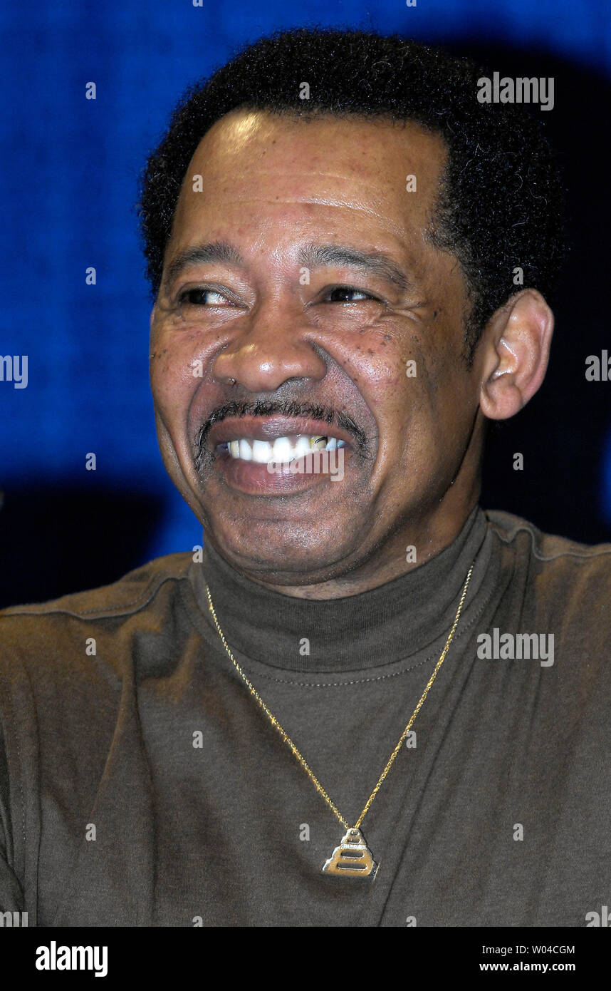 Tight end Charlie Sanders of the Detroit Lions speaks at a press ...