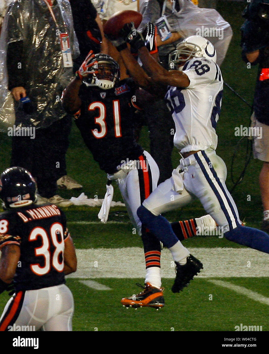 Indianapolis Colts wide receiver Marvin Harrison (88) catches a pass ...