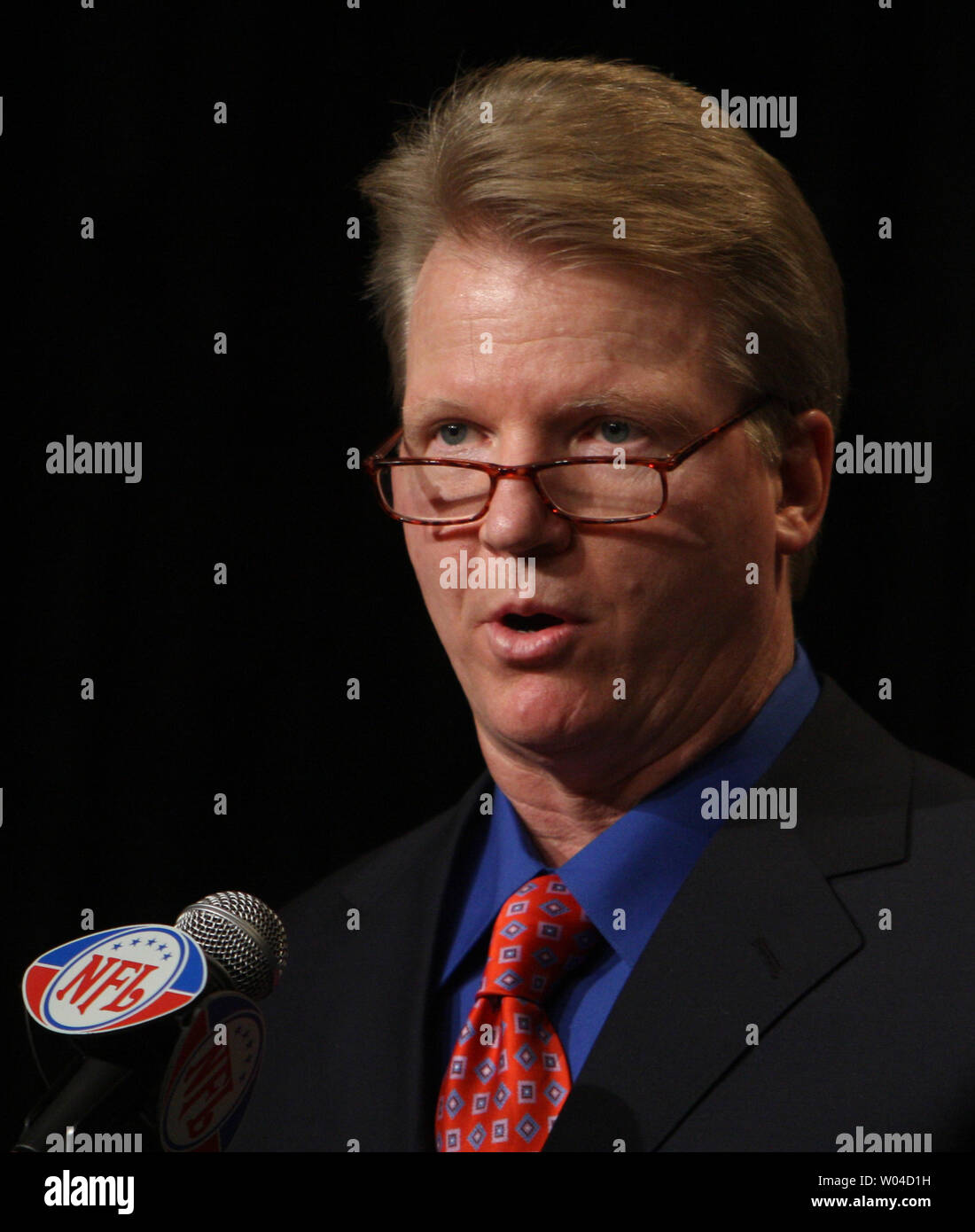 Former QB and current broadcaster Phil Simms announces the FedEx Air ...