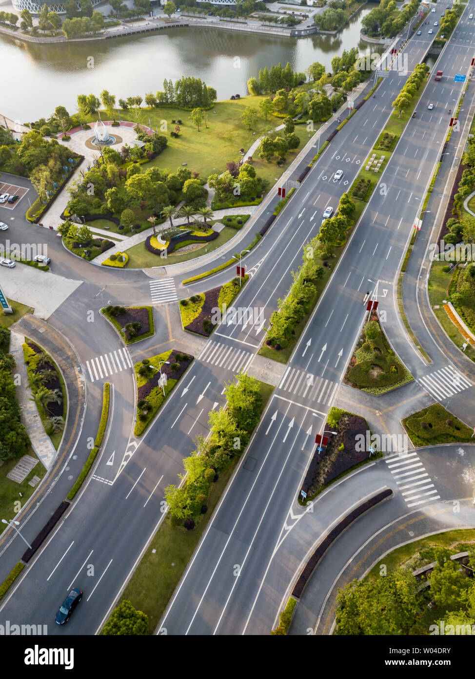 City roads and transportation systems hi-res stock photography and ...